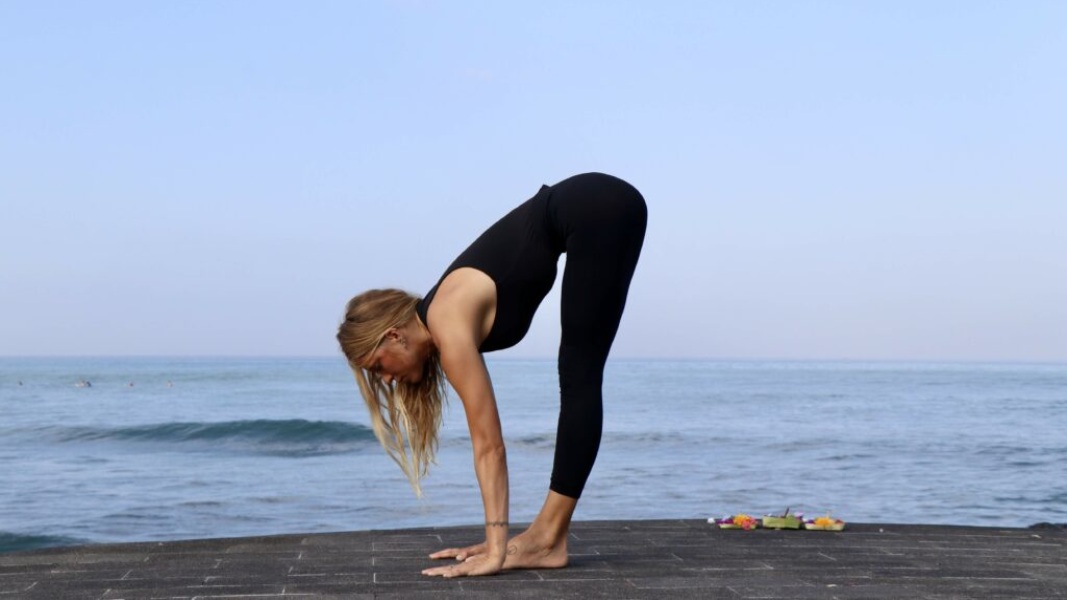 Uttanasana o la postura de la pinza en yoga - THE CLASS